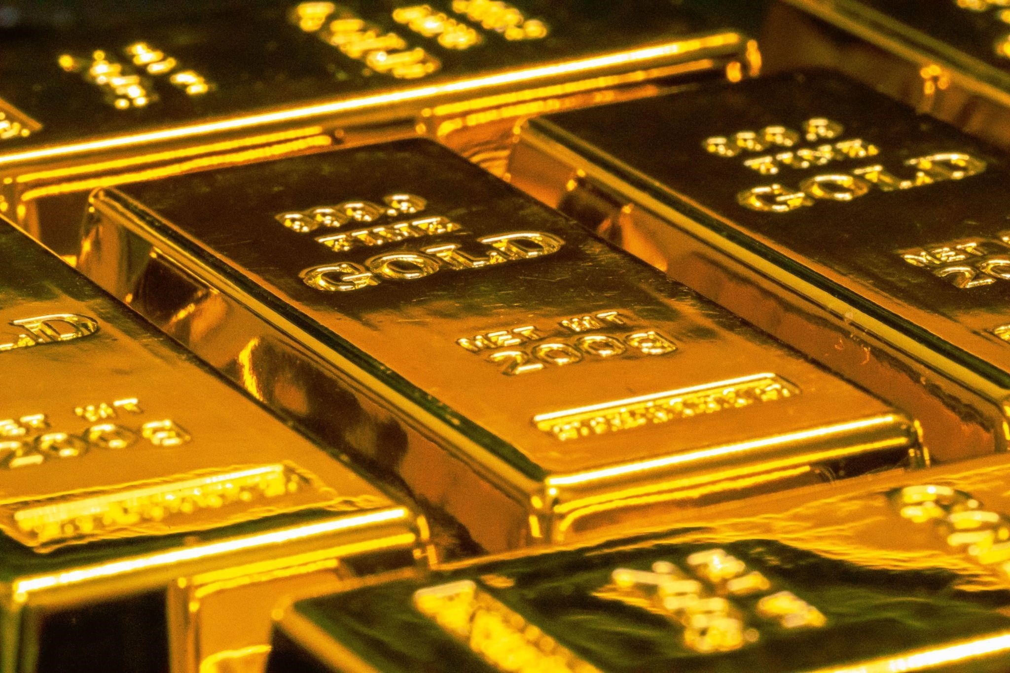 Gold As An Investment: Pros & Cons To Consider - Finance Reference