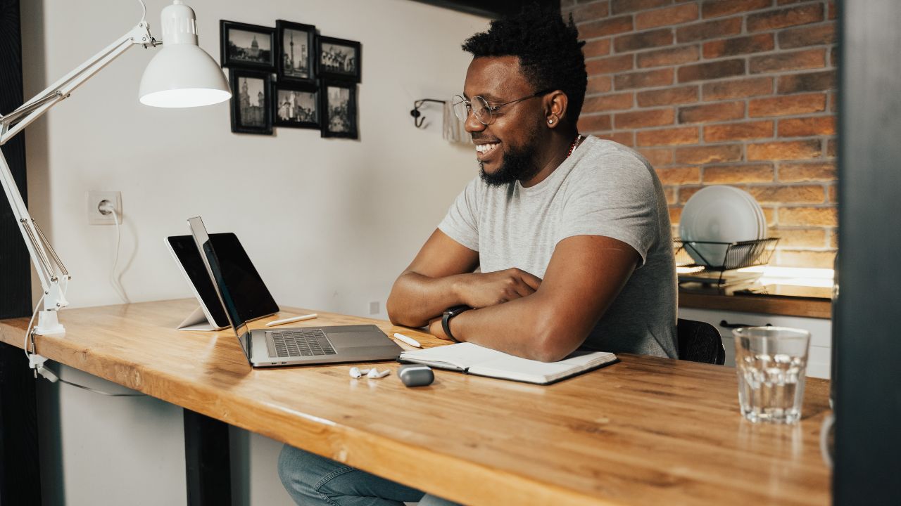 5 Jobs You Can Do While Traveling - Finance Reference